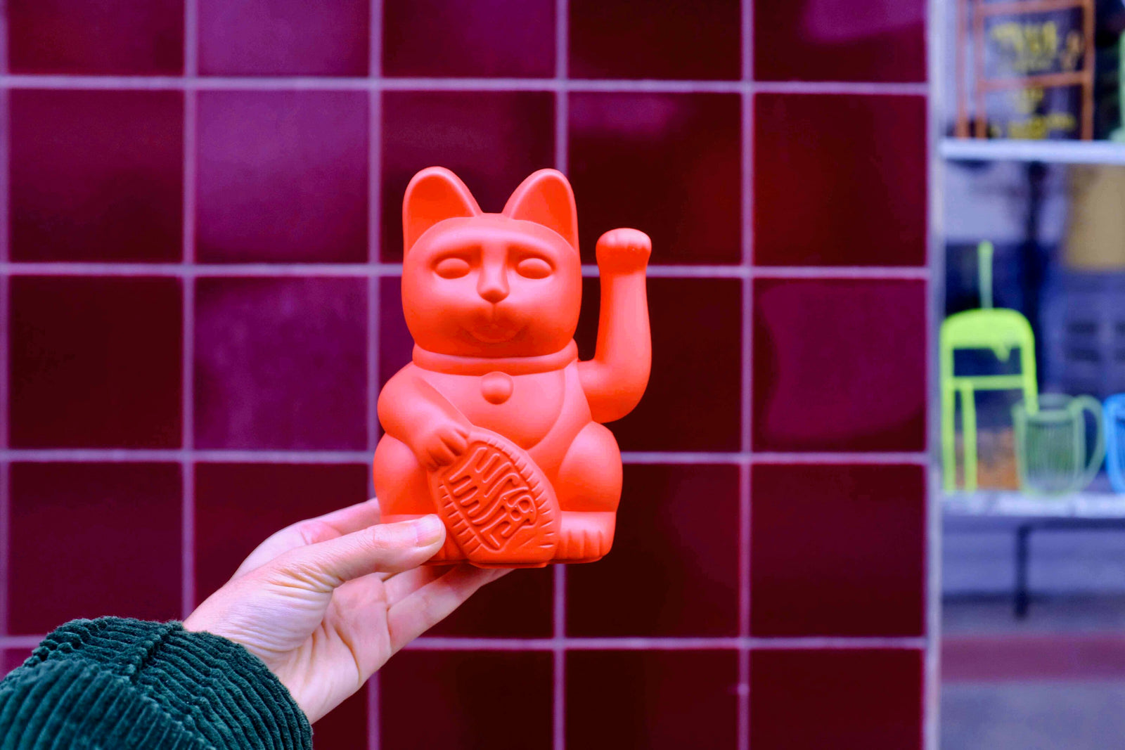 Red maneki neko store